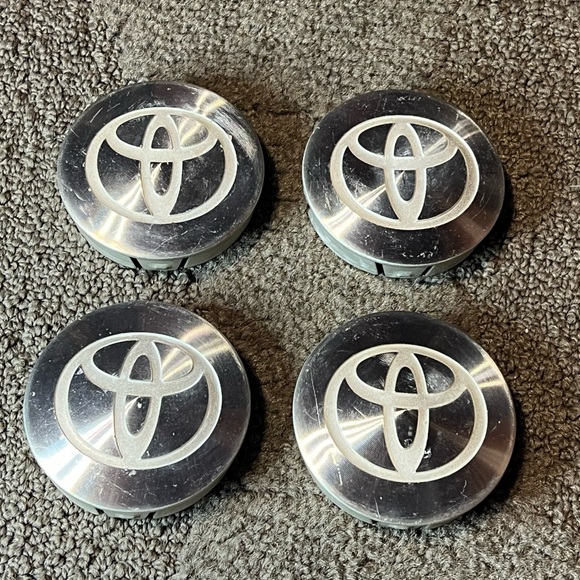 Toyota | Other | Toyota Noah Voxy Wheel Center Caps Set Of 4 Genuine ...